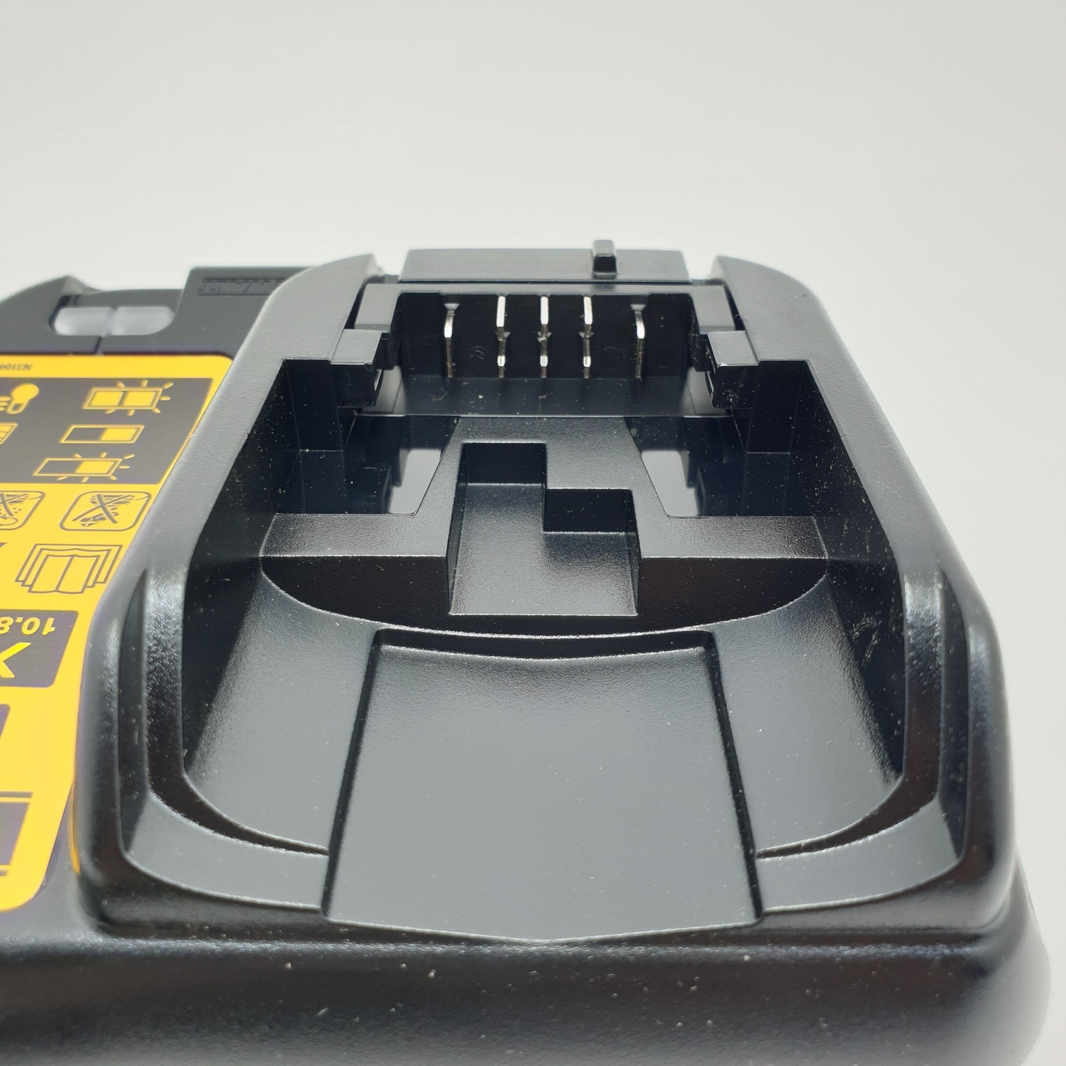 DEWALT แท่นชาร์จแบตเตอร์รี่ 10.8-18V. DCB107-B1 |GlobalHouse